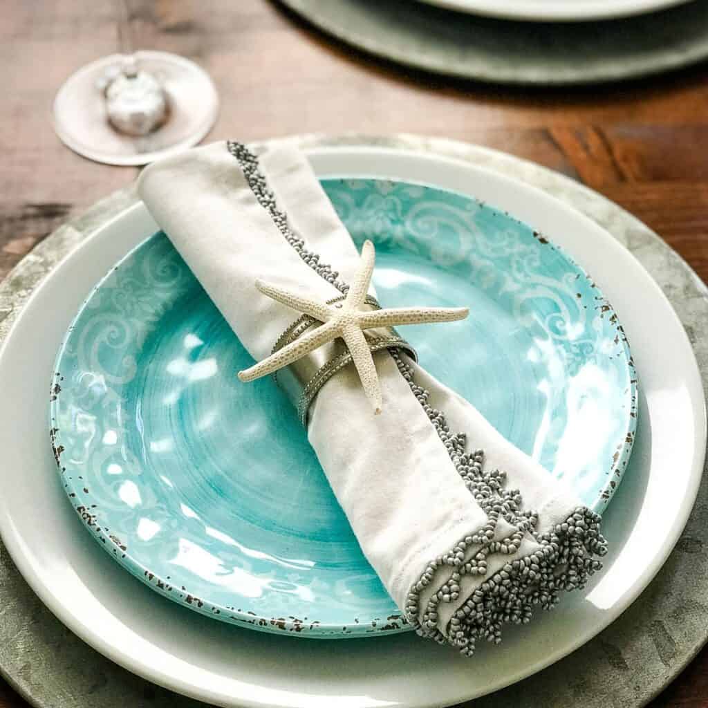 21 Coastal Table Setting Ideas For A Relaxed Beach Theme - Coastal ...