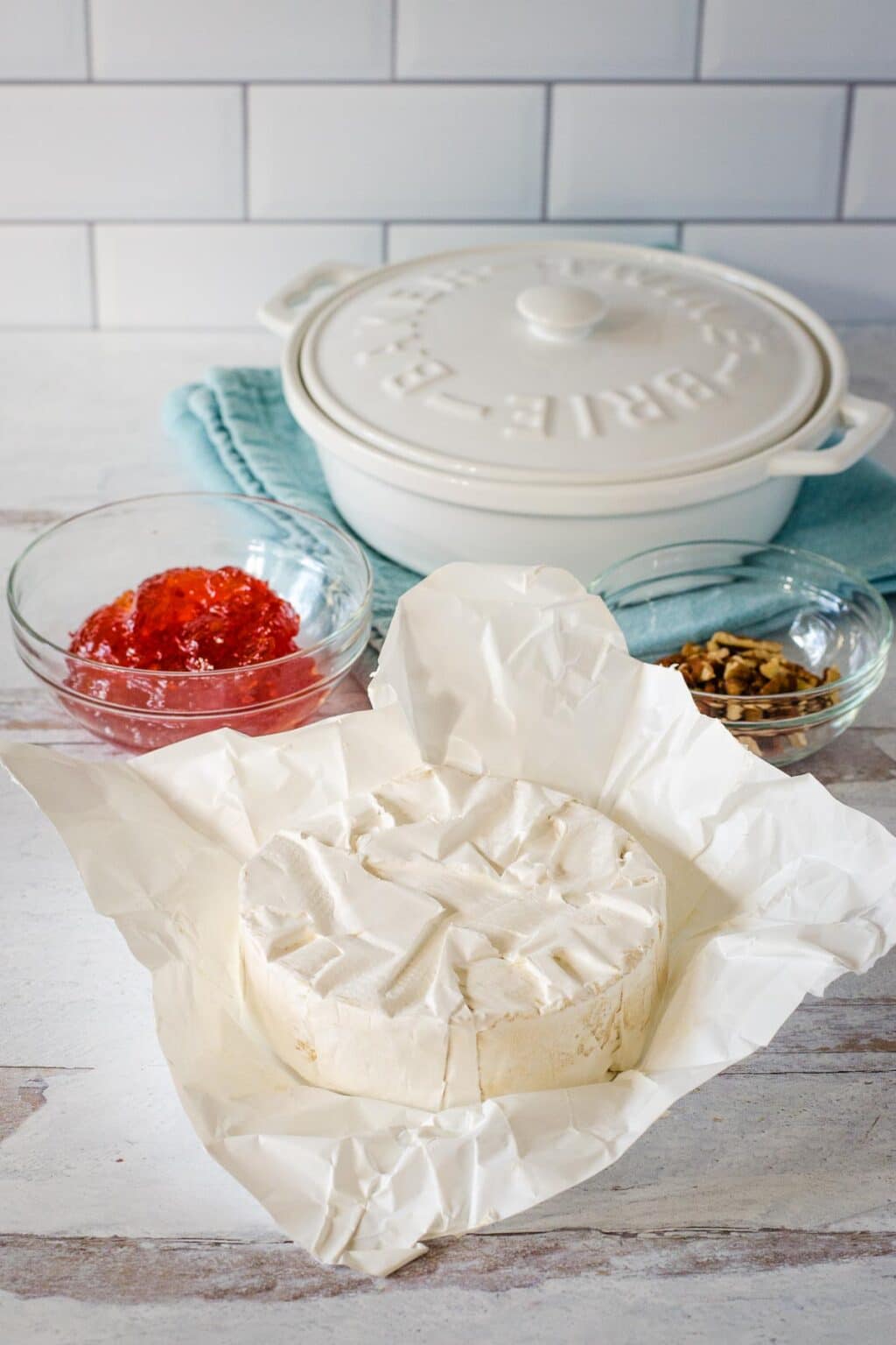 Baked Brie With Red Pepper Jelly (Easy Appetizer Recipe) - Coastal ...